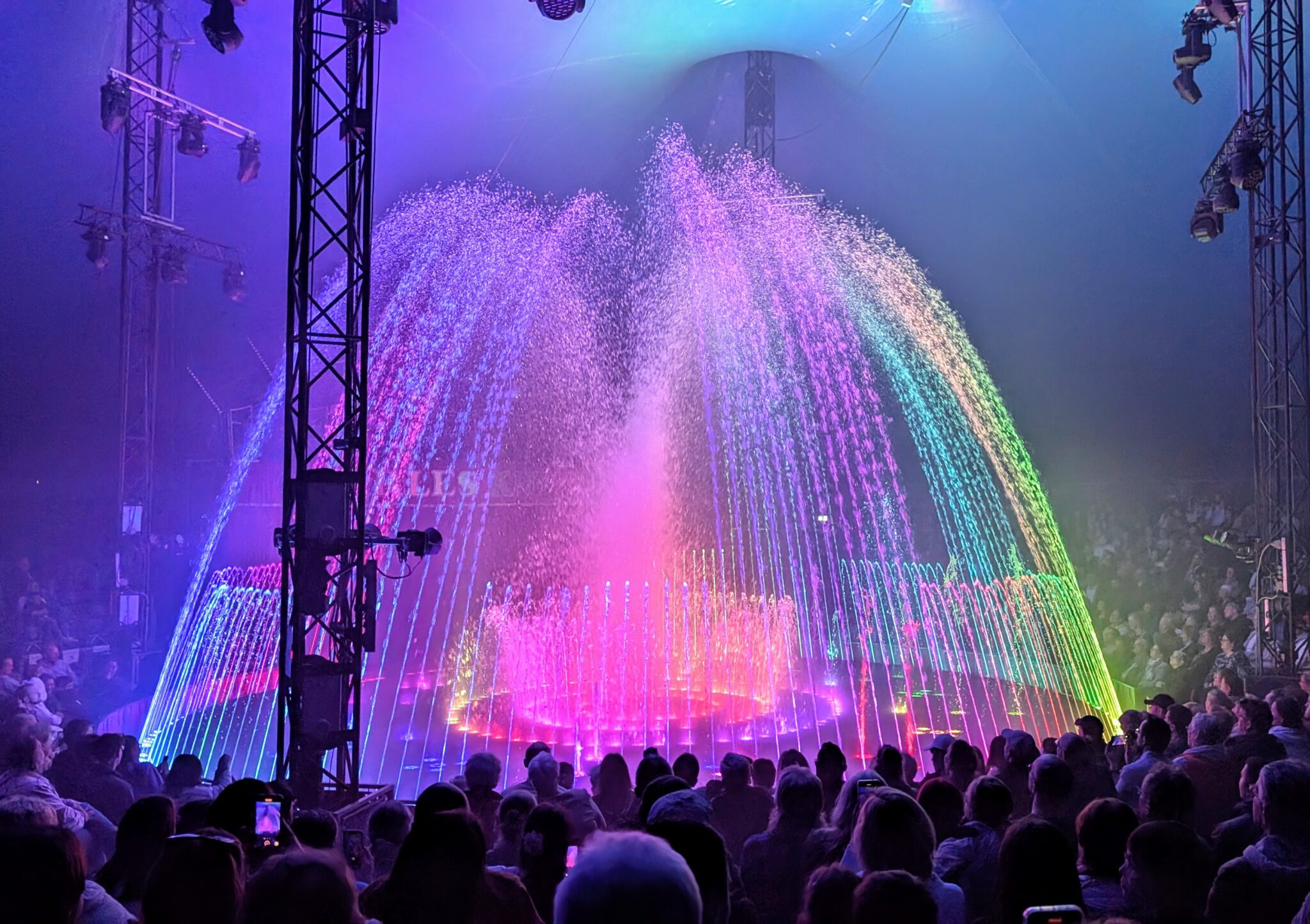 Zirkus Charles Knie Hamburg 2025: Neue Wasser-Show Maßstäbe