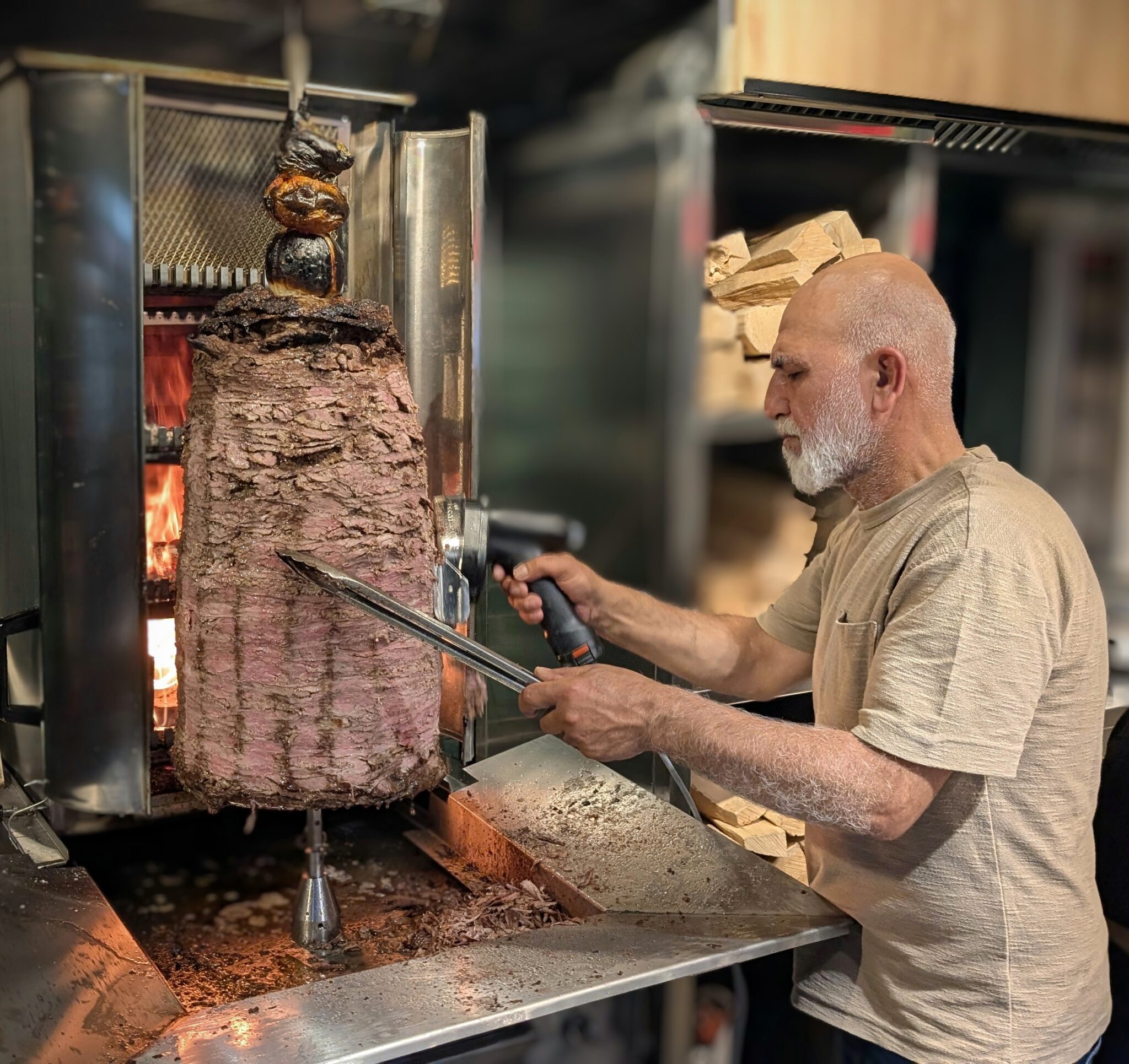 Siggy's Gemüse-Döner: Einblick in Holzkohle-Grill HH-Eimsbüttel