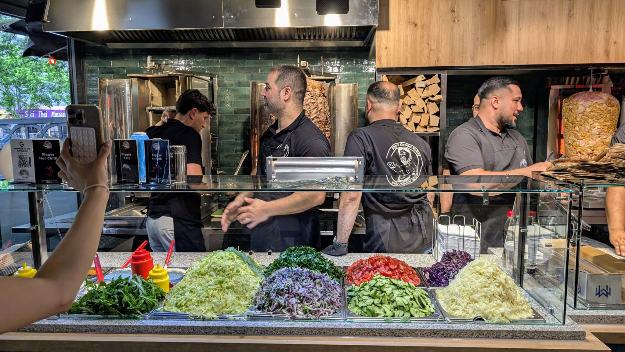 Siggy's Gemüse-Döner: Einblick in Holzkohle-Grill HH-Eimsbüttel