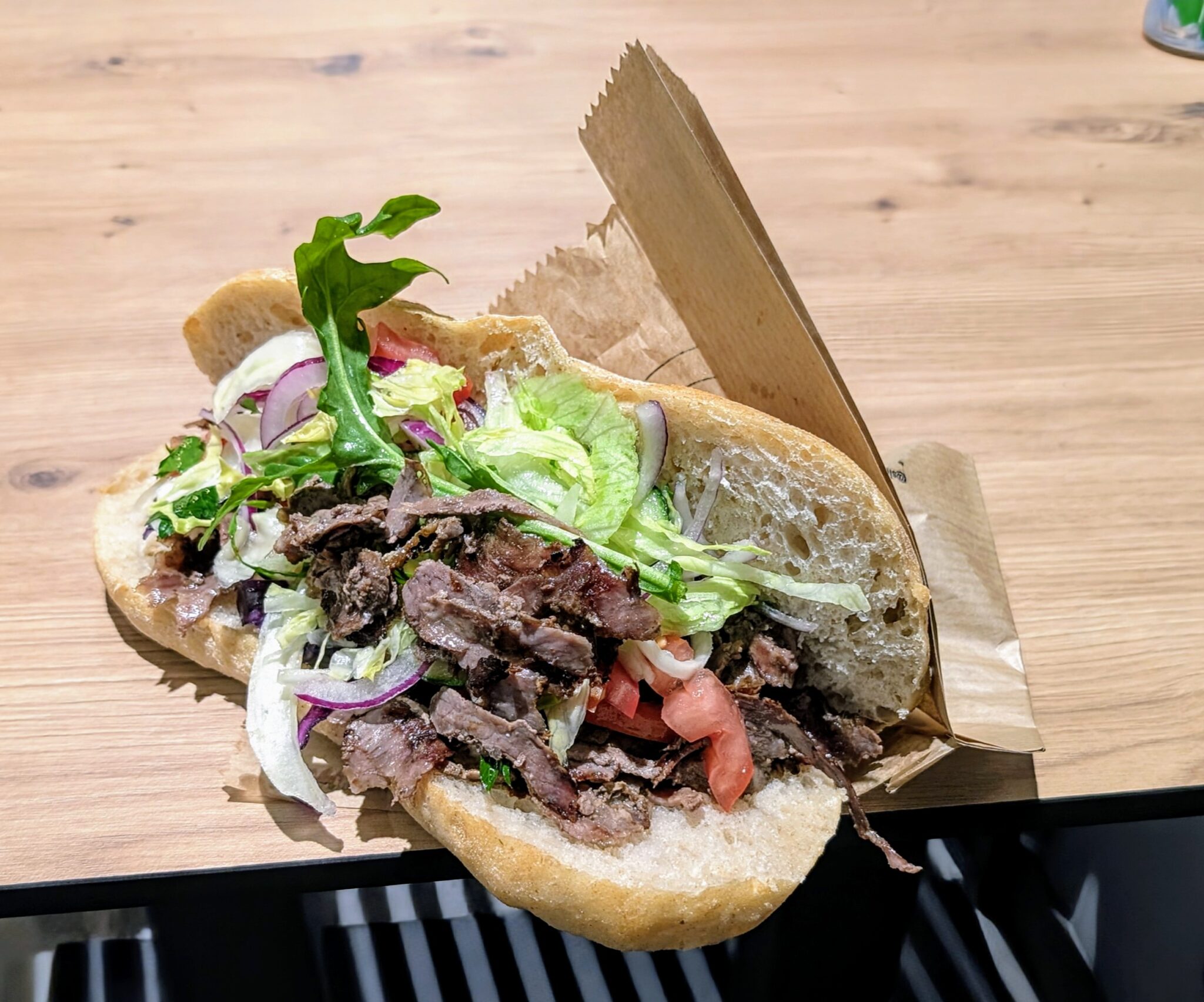 Siggy's Gemüse-Döner: Einblick in Holzkohle-Grill HH-Eimsbüttel