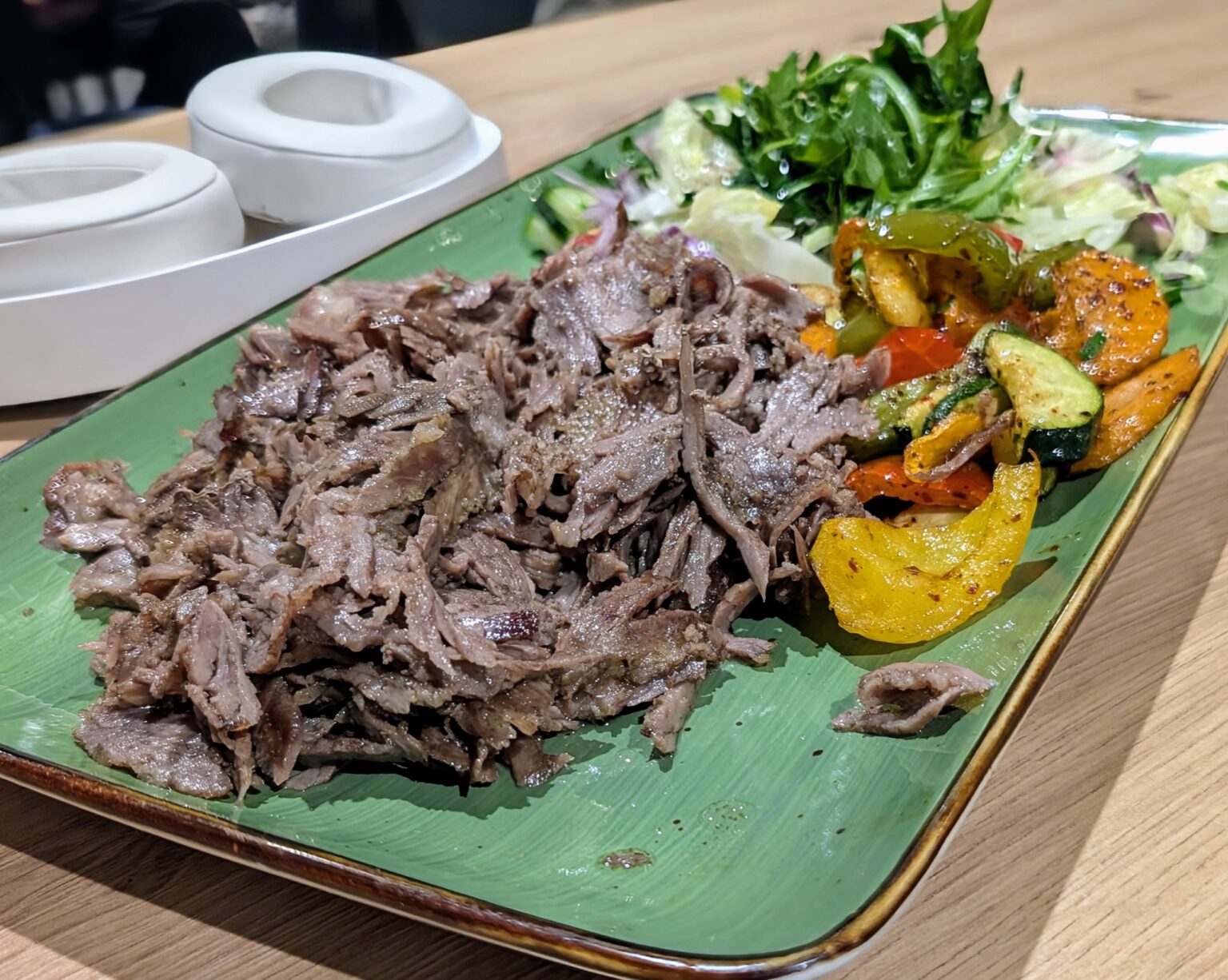 Siggy's Gemüse-Döner: Einblick in Holzkohle-Grill HH-Eimsbüttel