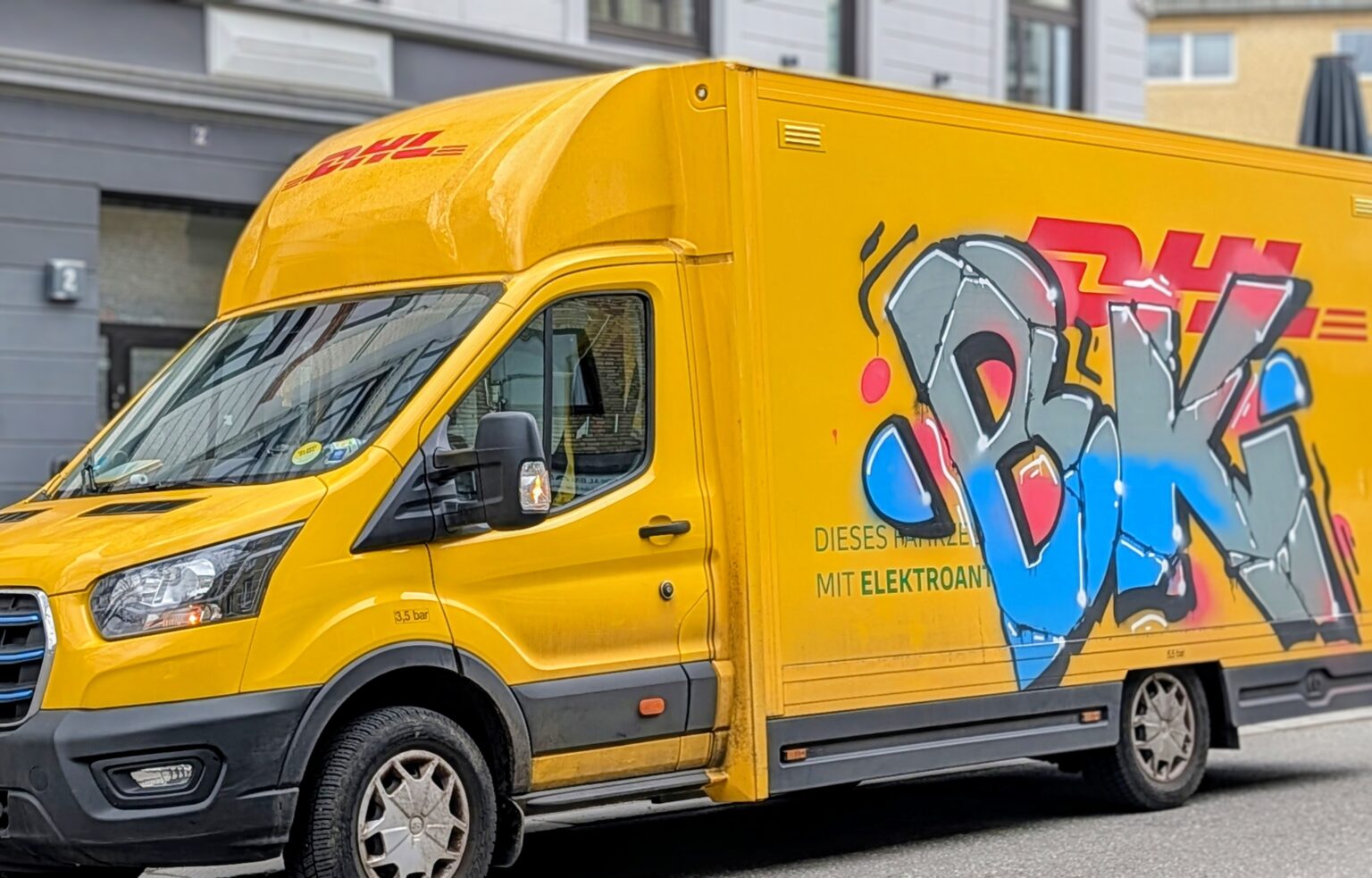 DHL: Post-Graffiti - Street-Art oder Fog? "Künstler", meldet Euch!