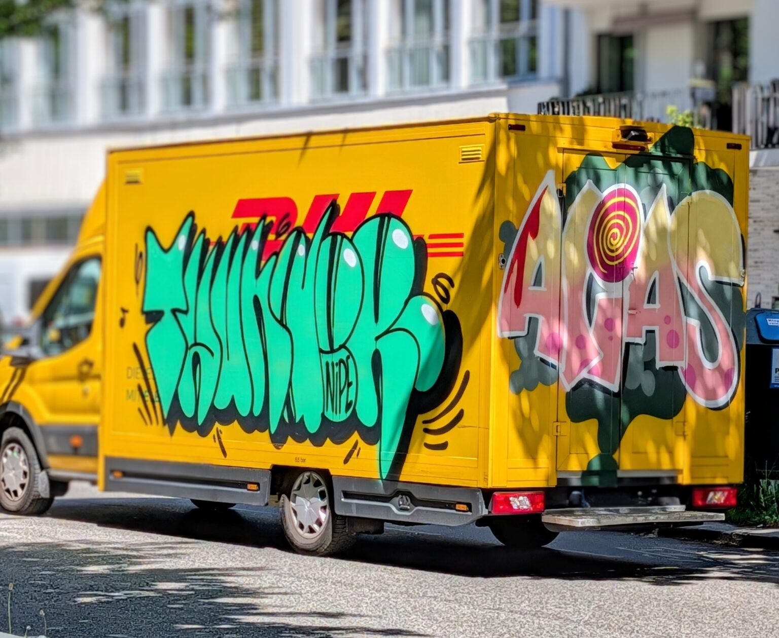 DHL: Post-Graffiti - Street-Art oder Fog? "Künstler", meldet Euch!